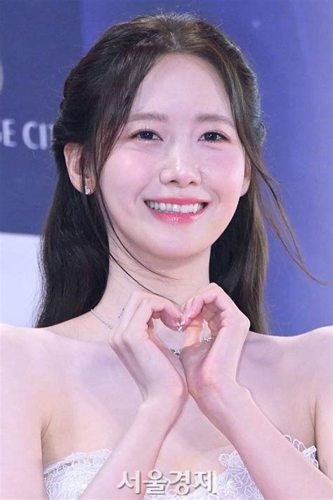 林允儿穿花朵蕾丝抹胸裙清纯可人 花式比心好甜美 搜狐大视野 搜狐新闻