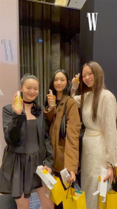 W Korea 협찬 Loveyourw2024 더블유 유방암 인식 향상 캠페인과 함께한 프리미엄 비건 뷰티 브랜드 달바의 노란 부스 공연이 끝난 이후에도 제품 체험과