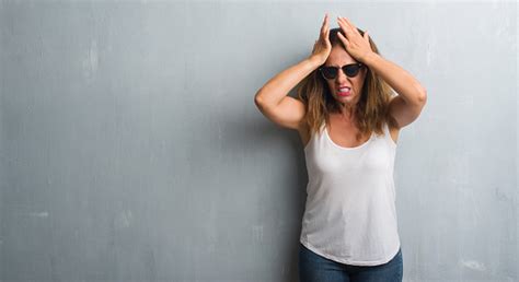 중세 스페인 여자 두통 절망과 스트레스에서 고통 때문에 선글라스를 착용 하는 회색 벽에 통증과 편두통 머리에 손입니다 갈색 머리에 대한 스톡 사진 및 기타 이미지 Istock