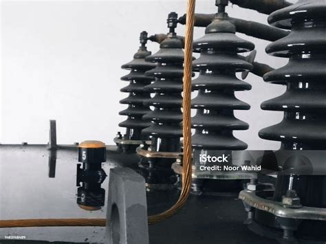 중간 고전압 변압기 세라믹 전기 절연체 절연 장비 전력 변전소 송전선에 대한 스톡 사진 및 기타 이미지 송전선 클로즈업 전기 연료 및 전력 생산 Istock
