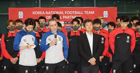 인터뷰하는 파울루 벤투 감독