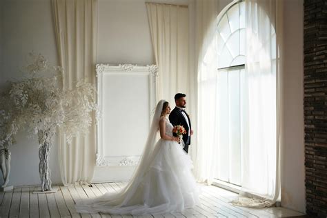 격식있는 옷차림 결혼 결혼 사진 경치 경치가 좋은 관계 기쁨 껴안고 있는 나무 낭만적인 단란함 도로 모터 스쿠터 밝은 사랑 삼륜차 서원 스쿠터