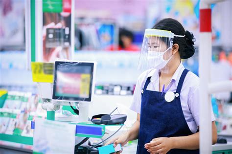 의료 보호 마스크와 슈퍼마켓에서 일하는 얼굴 방패에 여성 슈퍼마켓 점원 슈퍼마켓에 대한 스톡 사진 및 기타 이미지 슈퍼마켓 계산원 코로나바이러스 Istock