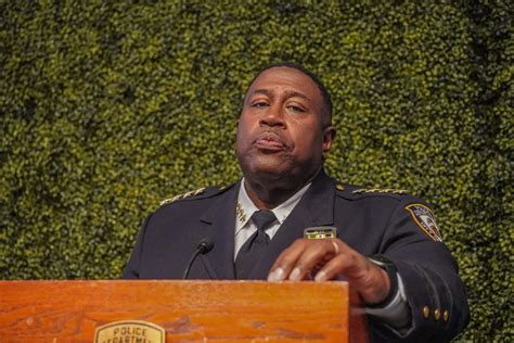 Federal Agents Raid Ex Nypd Chiefs Home Amid Probe
