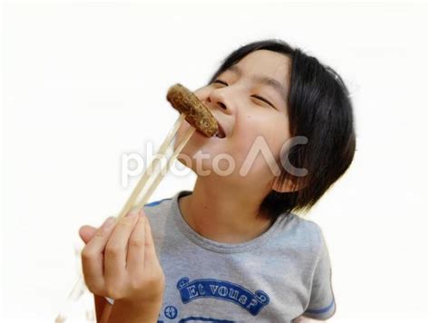 おいしそうにハンバーグを食べる子ども No 24838899｜写真素材なら「写真ac」無料（フリー）ダウンロードok