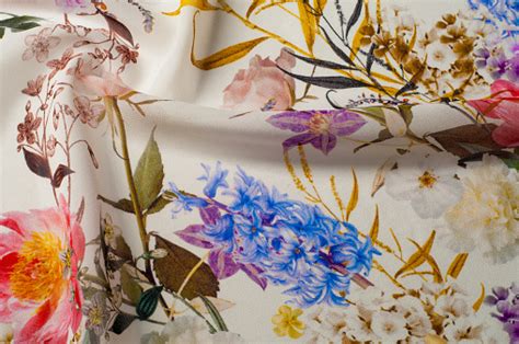 텍스처 배경 패턴입니다 실크 직물입니다 수채화 기법에 분홍색과 노란색 꽃으로 텍스처 장미 데이지 미모사와 배경 화면입니다 인사말 카드입니다 실크 스카프 목도리입니다 휴일입