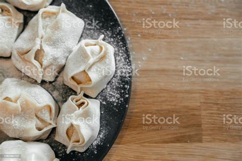 수제 만두 반죽 의 사티 나무 테이블에 밀가루와 어두운 접시에 다진 닫습니다 맨 위 보기입니다 0명에 대한 스톡 사진 및 기타 이미지 Istock