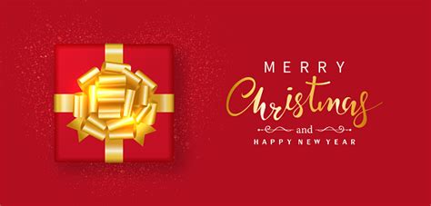 메리 크리스마스와 새해 복 많은 새해 레드 기프트 박스 장식 골드 리본 붉은 배경에 고립 된 반짝이 황금 맨 위 보기입니다 연말