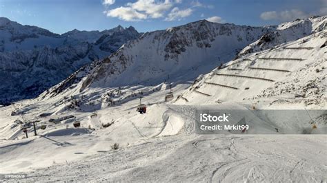 파소 델 토날레 이탈리아 스키 슬로프와 스키어의 놀라운 전망 이탈리아 알프스 최고의 스키 리조트 가루눈에 대한 스톡 사진 및 기타 이미지 Istock
