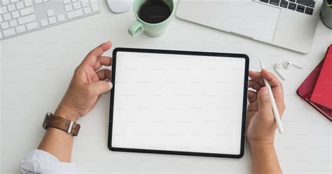 컴퓨터 노트북 및 기타 사무용품이 있는 세련된 작업 공간에서 빈 화면 태블릿으로 작업하는 사업가의 오버헤드 샷 사진 Unsplash의 태국 이미지