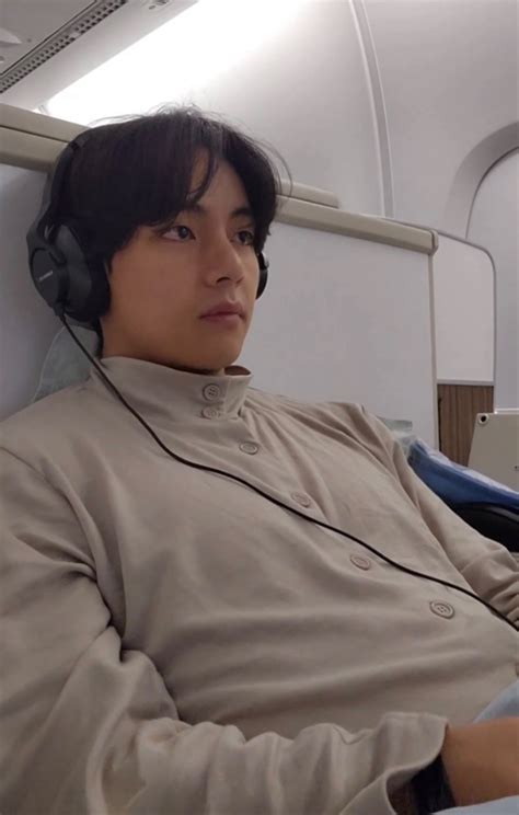 Bts Community Post 親愛なるテテへ💜 アンニョン💕 突然の来日情報に 心臓のドキドキが止まらないよ💓 今は飛行機の中かな ️ どうか無事に到着しますように どんな所に行く