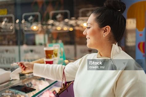아이스크림을 선택하고 쇼핑몰 푸드 코트에서 신용 카드로 지불하는 여자 20 29세에 대한 스톡 사진 및 기타 이미지 20 29세 30 34세 Brand Name