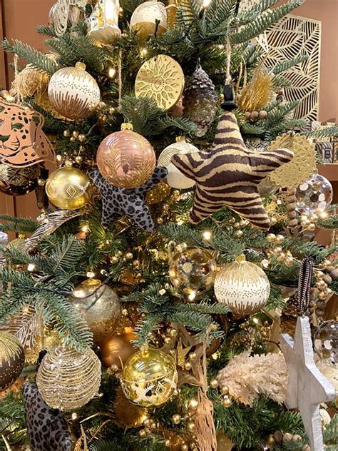 Как украсить елку в 2021 дизайнерские новогодние елки и композиции елочные игрушки и
