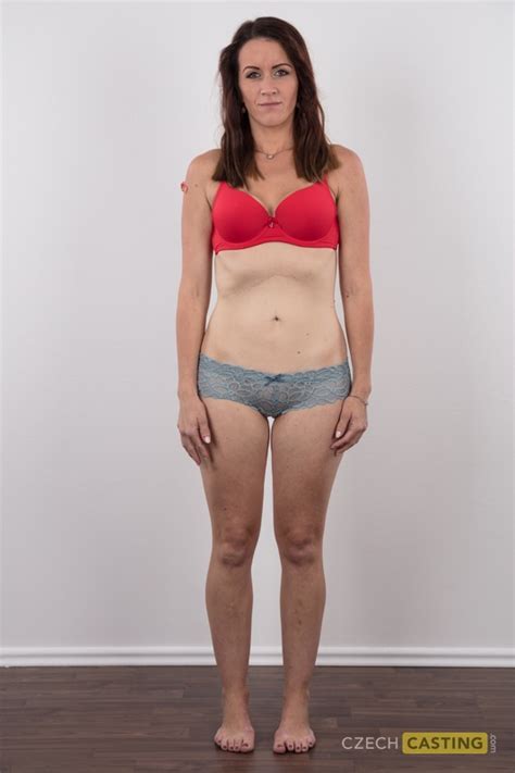 Чешская мать отказалась от красного платья и нижнего белья чтобы дебютировать в обнаженном виде
