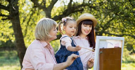 창의적이고 예술적인 어린이 개발 개념입니다 3 세대 여성 은퇴 한 할머니 젊고 예쁜 어머니 봄 공원에서 이젤에 그림을 그리는 귀여운 소녀 아이 사진