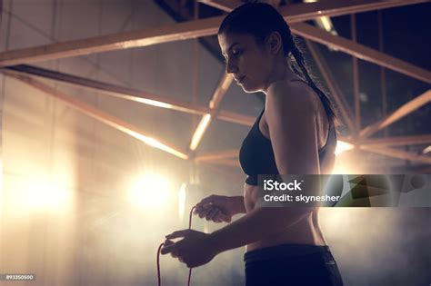 근육 빌드 여자 스포츠 체육관에서 훈련 하는 데 점프 로프와 함께 교차 훈련법에 대한 스톡 사진 및 기타 이미지 교차 훈련법