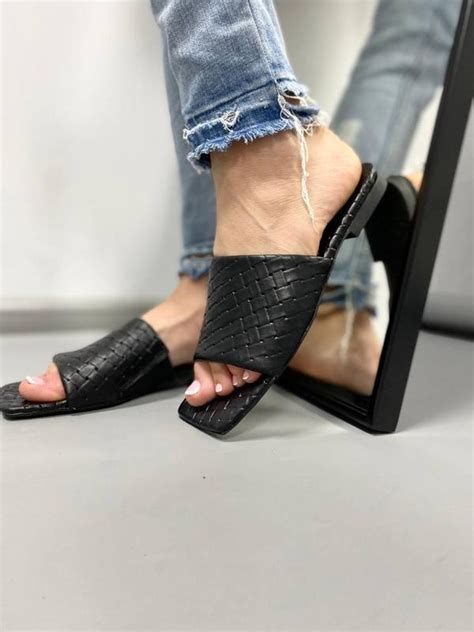 Жіночі шльопанці натуральна шкіра чорні — ціна 810 грн у каталозі