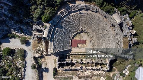 Myra의 고대 그리스로마 원형 극장 유적 옛 이름 Demre 터키 Myra는 오늘날 터키의 안탈리아 지방에 있는 작은 마을 Kale이 있는 Lycia의 골동품 마을입니다