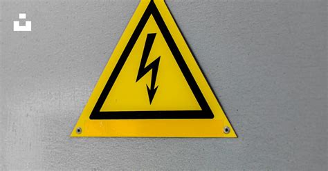 번개가 있는 노란색 삼각형 표지판 사진 Unsplash의 무료 상징 이미지