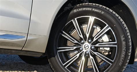 포토 깔끔한 표면 처리가 돋보이는 볼보 Xc60의 투톤 알로이 휠