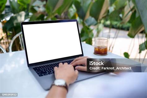 빈 흰색 데스크톱 화면으로 노트북 컴퓨터에서 사용하고 입력하는 여성의 모형 이미지 35 39세에 대한 스톡 사진 및 기타 이미지