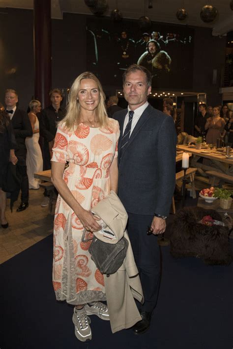 Her Er Mikael Bertelsens Kendte Kone Gennem 25 år