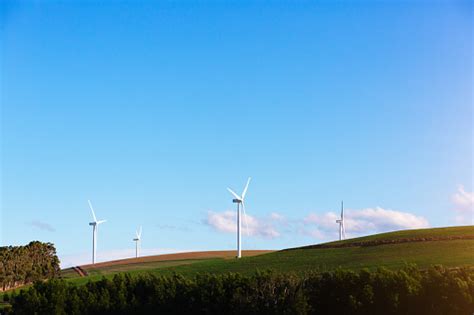 시골 농지에서 푸른 하늘을 배경으로 재생 에너지를 생산하는 풍력 터빈 3가지 개체에 대한 스톡 사진 및 기타 이미지 3가지 개체 풍력발전기 0명 Istock