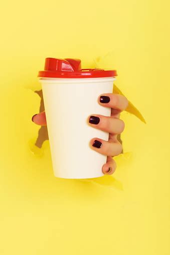 노란 배경에 흰 종이 머그잔을 들고 여성 손 커피 컵 개념을가지고 복사 공간을 사용 하 여 모의 개념에 대한 스톡 사진 및 기타