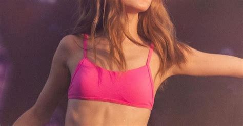 รวมรูปภาพของ วี วิโอเลต จิ๋วแต่แจ๋ว สวมชุดว่ายน้ำทูพีชสีเนื้อ เผยความเป๊ะ รูปที่ 5 จาก 17