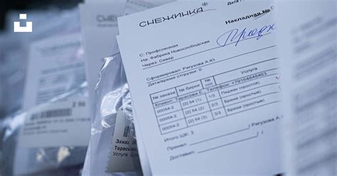 비닐 봉지에 종이 뭉치의 클로즈업 사진 Unsplash의 무료 드라이 클리닝 눈송이 모스크바 러시아 이미지