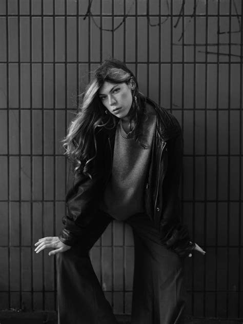 도시적 배경 속의 세련된 흑백 초상화 · 무료 스톡 사진