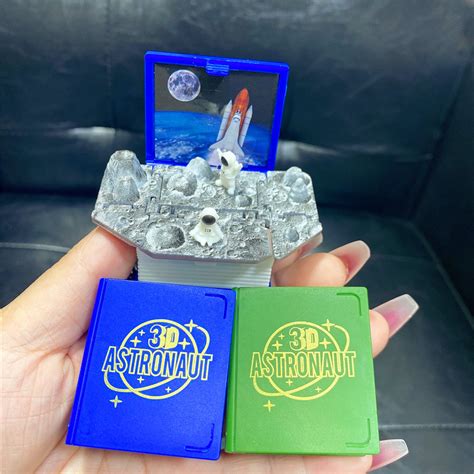 网红趣味3D立体太空人宇航员魔法书钥匙扣精致弹爆书挂件书包挂饰 阿里巴巴