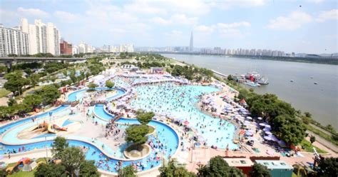 포토 파란 하늘 아래 한강 수영장