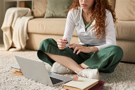 빨간 머리 학생 소녀 앉아 교차 다리와 그림 손톱 대신 학습 수업 미루는 개념 가정 생활에 대한 스톡 사진 및 기타 이미지