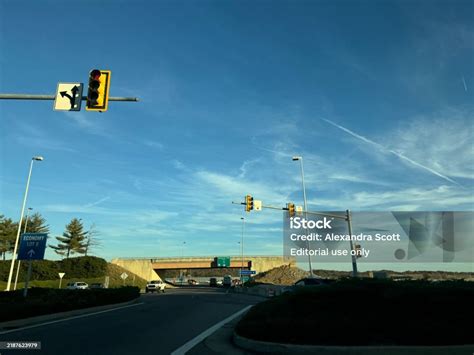 교통 신호는 맑은 날 고속도로 인터체인지 근처에서 차량을 안내합니다 경관에 대한 스톡 사진 및 기타 이미지 경관 경제 고속도로 Istock