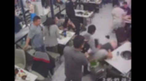 三名女子被醉酒男子骚扰 店员制止起冲突！互殴还是正当防卫？北京时间