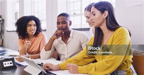 팀워크 미팅 및 태블릿은 비즈니스 여성 및 그녀의 디자이너 팀이 사무실의 책상에서 일합니다 회사 사명에 종사하는 직원 그룹과의 전략 협업 및 비전 일함에 대한 스톡 사진 및