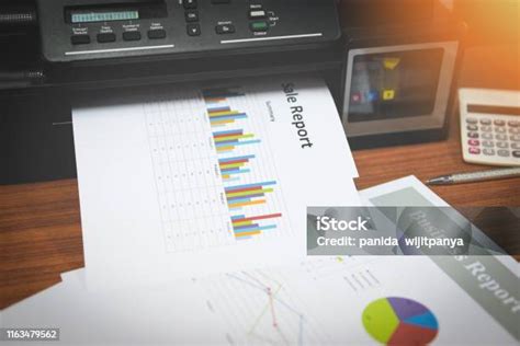 프린터 인쇄 비즈니스 보고서 판매 및 문서 의 더미 테이블 사무실에 그래프 차트 0명에 대한 스톡 사진 및 기타 이미지 0명 Cmyk 개념 Istock