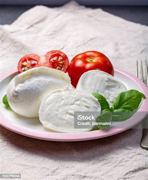 부드러운 흰색 이탈리아 치즈 모 짜 렐 라 버팔로 신선한 토마토와 녹색 바 질 잎 제공 0명에 대한 스톡 사진 및 기타 이미지 0명 모차렐라 문화 Istock