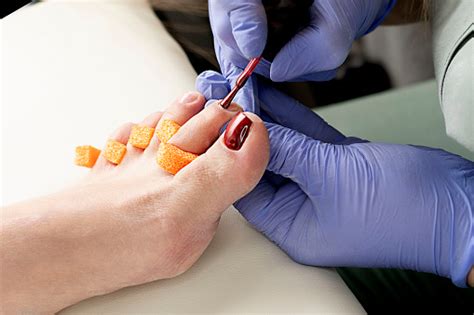 뷰티 살롱의 페디큐어 마스터는 빨간 아크릴 젤로 여성의 발톱을 덮습니다 절차 관리와 보살핌 디자인에 대한 스톡 사진 및 기타 이미지 Istock