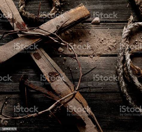 การตรึงกางเขนที่พระอาทิตย์ตก ข้ามกับมงกุฎหนามค้อนและเล็บเปื้อนเลือด ภาพสต็อก ดาวน์โหลดรูปภาพ