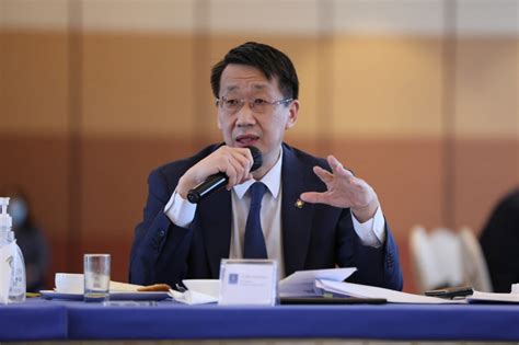 Л Энх Амгалан Англи хэлийг гуравдугаар ангиас заана гэж төлөвлөсөн