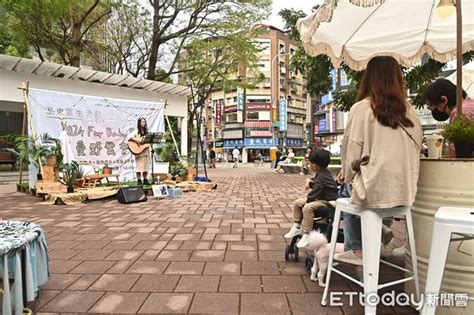 陪媽上班笑開懷 貴賓狗「發現是獸醫」苦瓜臉縮角落： 不要打針 Ettoday寵物雲 Ettoday新聞雲