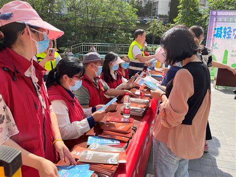 重庆市地震局青年理论学习小组开展“5·12”防震减灾科普宣传 重庆市地震局cn