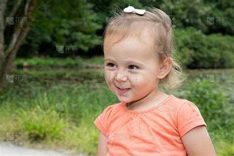 美丽的小女孩在草坪上的夏日肖像