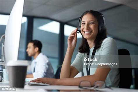 현대 사무실에서 헤드셋과 컴퓨터를 사용하는 젊은 여성의 초상화 고객 서비스 담당자에 대한 스톡 사진 및 기타 이미지 고객 서비스 담당자 라틴 아메리카 히스패닉 민족