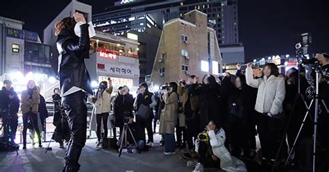 Bnt포토 내 귀에 도청장치 브릴리언트블루 팬들과 함께 뛰며 즐기는 버스킹