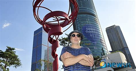 미디어 조형물 Vortext 디자인한 론 아라드 서울 방문