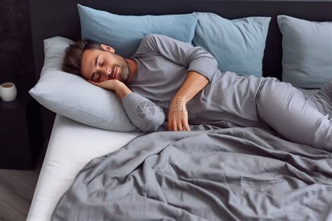 正在睡觉的男人高清图片下载 正版图片600253321 摄图网