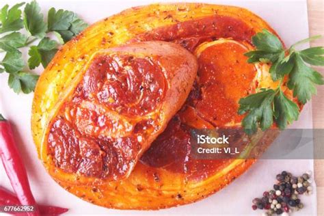 원시 돼지고기 햄 향신료와 파 슬 리 잎 고추 바베 큐 굽고 흰색 배경에 고립에 대 한 준비 0명에 대한 스톡 사진 및 기타 이미지 Istock